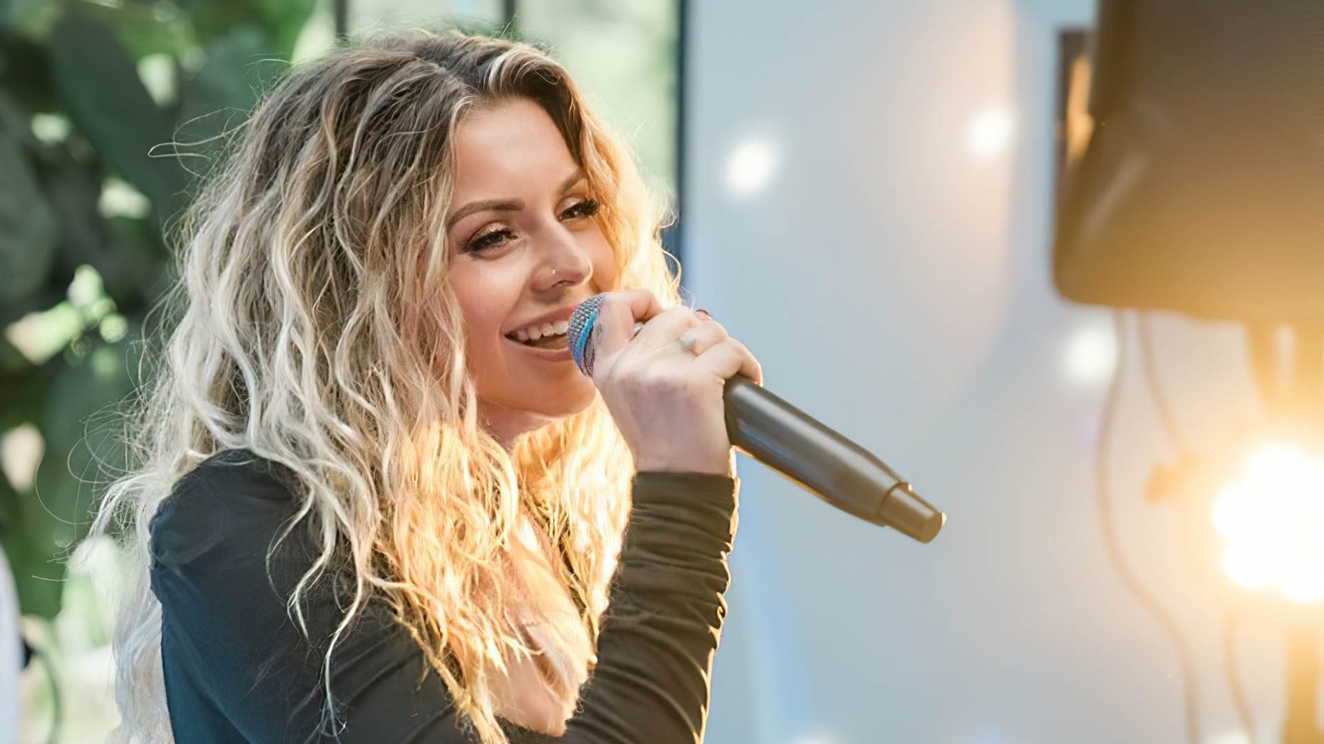 Paris Music - Singer & Guitarist for Weddding and event Hire